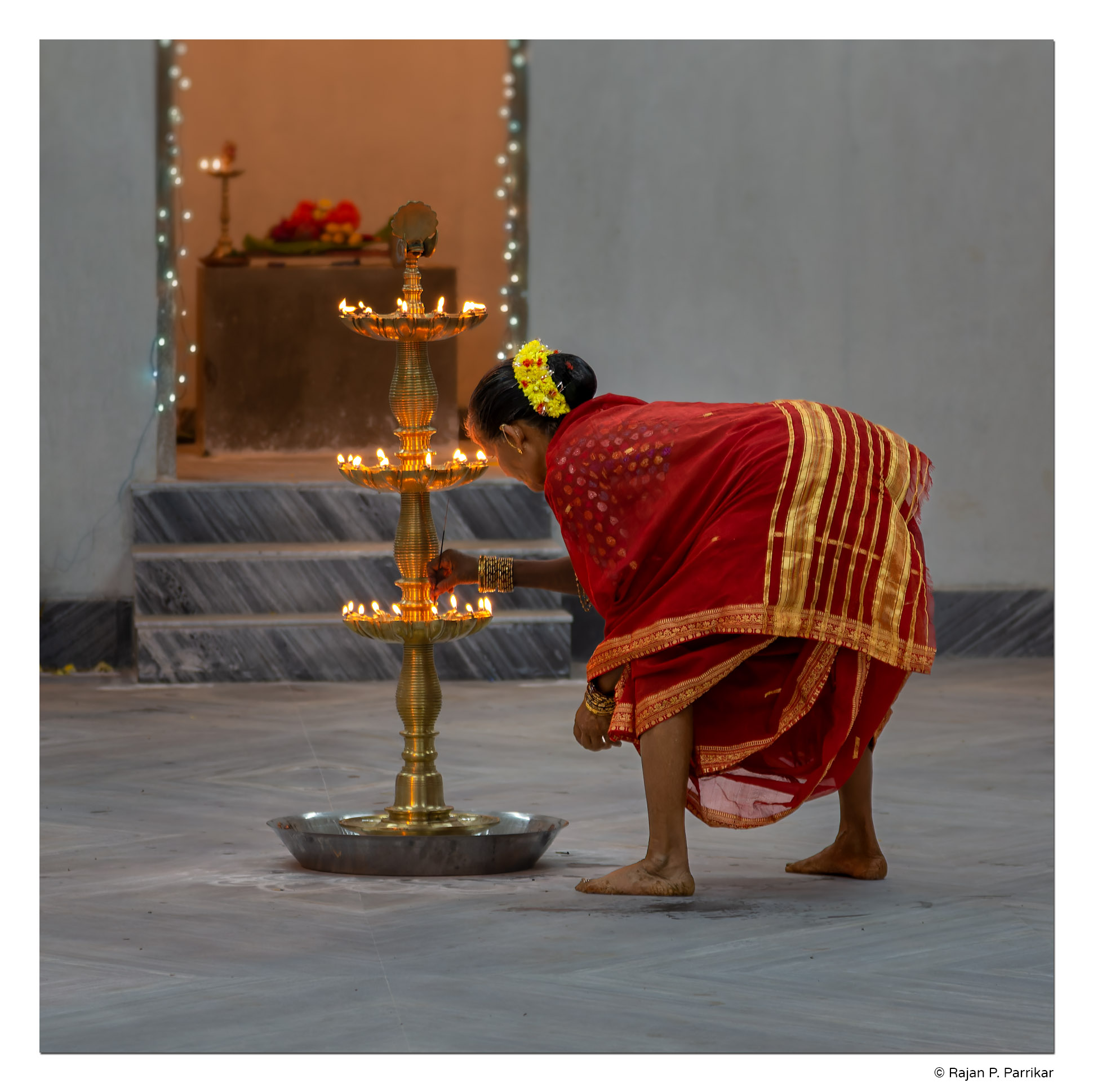 Curca-Dhalo-Lamp-Woman-Goa